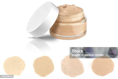 럭셔리 글래스 페이스 메이크업 크림 파운데이션 오픈 컨테이너와 4 개의 라운드 컬러 샘플 흰색 배경에 고립 클리핑 패스 포함 0명에 대한 스톡 사진 및 기타 이미지 Istock