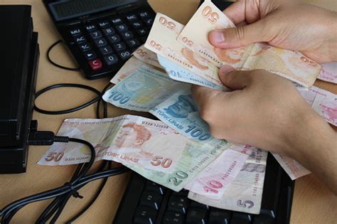 Pria Menghitung Uang Kertas Turki Dengan Tangannya Kalkulator Di Latar
