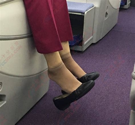 机上偷拍南航头等舱空姐短丝挑鞋4pic ccsiwa