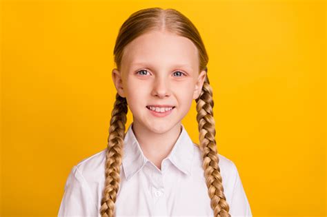 만족 평화로운 사람의 초상화 는 밝은 노란색 색상 배경에 고립 된 카메라 좋은 머리를 보고 교육에 대한 스톡 사진 및 기타 이미지 교육 금발 머리 노란색 배경