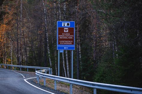 Oulanka 국립 공원의 가을 전망 풍경 북부 오스트로보니아와 핀란드의 라플란드 지역의 핀란드 국립 공원 나무 황야 오두막 오두막 오두막 다리 캠프장 장소 카룬키에로스