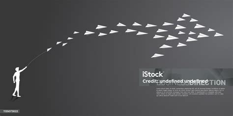 흰색 종이 접기 종이 비행기를 던져 사업가의 실루엣이 큰 화살 모양으로 배열 되어 있습니다 개념에 대한 스톡 벡터 아트 및 기타 이미지 Istock