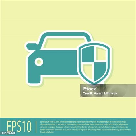 녹색 자동차 보호 또는 보험 아이콘 노란색 배경에 고립 자동차 가드 쉴드를 보호 합니다 안전 배지 차량 아이콘입니다 보안 자동 레이블 평면 디자인입니다 벡터 일러스트 개념에