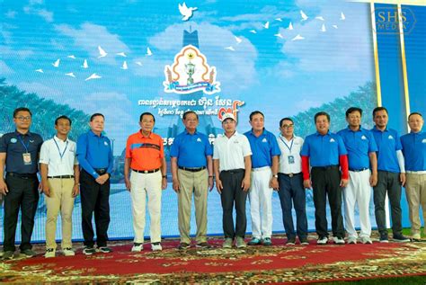 អ្នកឧកញ៉ា ឧកញ៉ា ជាច្រើនរូបអមដំណើរសម្ដេចតេជោក្នុងពិធីបើកការប្រកួតកីឡាវាយកូនគោល