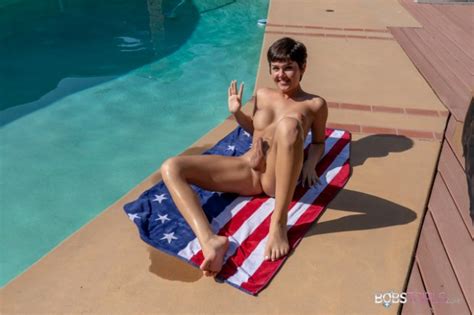 Daisy Taylor Poolside Larryg41