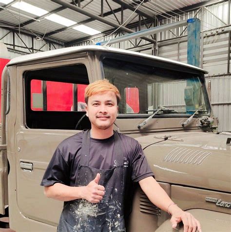 ลอกสีทั้งลำก่อนทำการโป้วสีครับ ช่างเก่ง พ่อ ผู้ใหญ่เก่ง ครับ