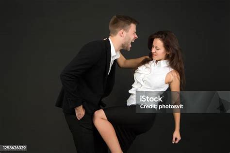 Ударил Его По Яйцам Пара Бороться Разногласия Между Деловыми Партнерами Мужчина И Женщина