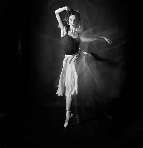 Фото Танцующая балерина на черном фоне