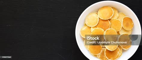 검은 색 배경에 흰색 그릇에 집에서 만든 미니 팬케이크 시리얼 상단 보기 위에서 플랫 평지 오버헤드 텍스트 공간입니다 0명에 대한 스톡 사진 및 기타 이미지 Istock