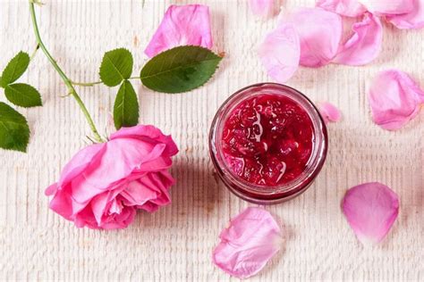 Лесна рецепта за сладко от рози Как се прави сладко от рози Вкусно домашно сладко от рози Как