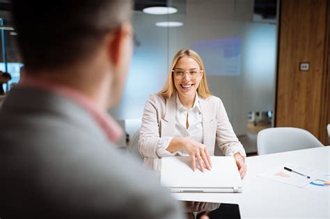 다인종 사업가들과 사무실에서 비즈니스 미팅 회의실에서 동료들과 이야기하는 결단력 있는 젊은 직원 20 24세에 대한 스톡 사진 및 기타 이미지 Istock