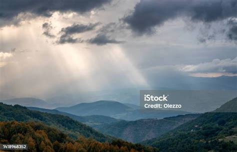 아름다운 여름 산 풍경 일몰에 구름과 태양 광선이있는 하늘 0명에 대한 스톡 사진 및 기타 이미지 0명 경관 계곡 Istock