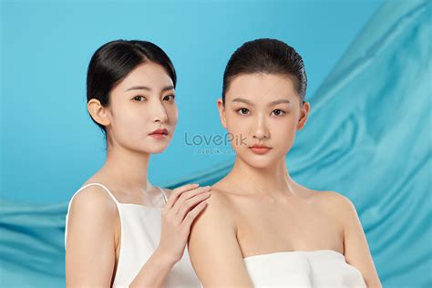 파란색 실크와 흰색 드레스를 입은 두 미녀 사진 무료 다운로드 Lovepik