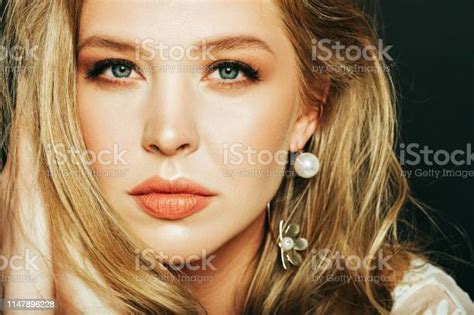 검은 배경에 포즈 금발 머리와 전문 메이크업과 아름 다운 젊은 여자의 초상화를 닫습니다 귀걸이에 대한 스톡 사진 및 기타 이미지 귀걸이 귀여운 금발 머리 Istock