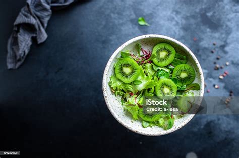 녹색 샐러드 양상추와 키위 그린 믹스 잎 요리 하 고 텍스트 음식 배경 소박한 이미지 케토 또는 팔레오 다이어트에 대 한 건강 한 식사 간식 최고 보기 복사 공간을 만들기