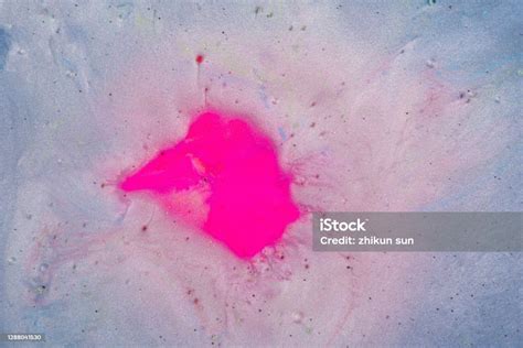 분홍색과 파란색 페인트가 혼합 된 손으로 그린 배경 추상 유체 아크릴 그림 0명에 대한 스톡 사진 및 기타 이미지 0명 강렬하고 밝은 색상 그림 그리기 Istock