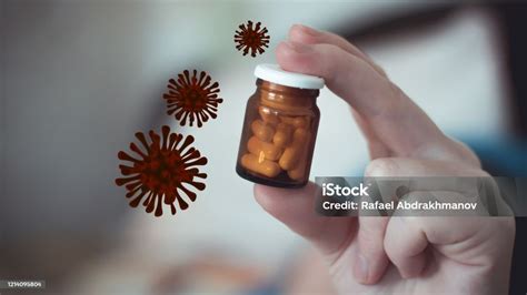 여성의 손에 항생제 알약이있는 작은 갈색 유리 병 코로나바이러스 인플루엔자 질환에 대한 치료법 위험한 독감 균주 케이스를 렌더링하는 3d 3차원 형태에 대한 스톡 사진 및