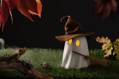 마녀 모자와 빗자루를 가진 귀여운 할로윈 유령 단풍과 거미가 있는 푸른 잔디에 빛나는 눈 으스스한 가을 풍경 0명에 대한 스톡 사진 및 기타 이미지 Istock