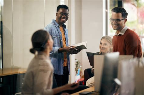 사무실에서 비즈니스 미팅을 하는 동안 동료들과 소통하는 행복한 흑인 기업가 계획에 대한 스톡 사진 및 기타 이미지 계획 그래픽 디자이너 기업가 Istock