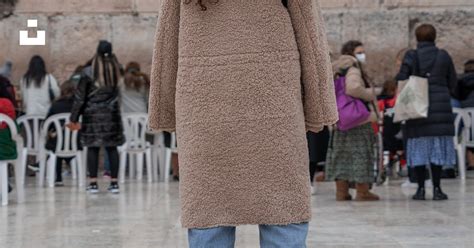 돌담 앞에 서 있는 여자 사진 Unsplash의 무료 통곡의 벽 이미지