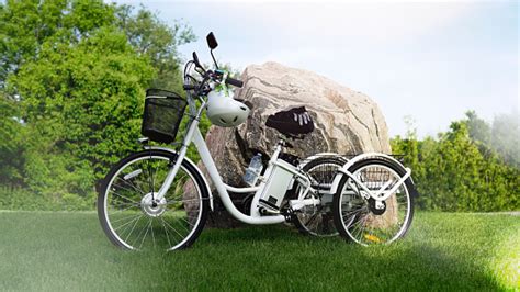 화창한 여름날에 공원에서 전기 트라이크 또는 전자 자전거 측면에서 촬영 많은 조명 3륜 자전거의 E 모터 및 전원 배터리의 전경 기어 기계 부분에 대한 스톡 사진 및 기타