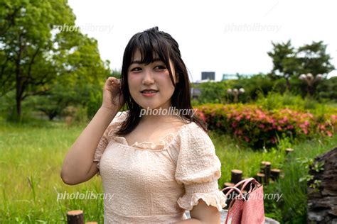 キャンパスの女子大生 写真素材 6431871 フォトライブラリー Photolibrary