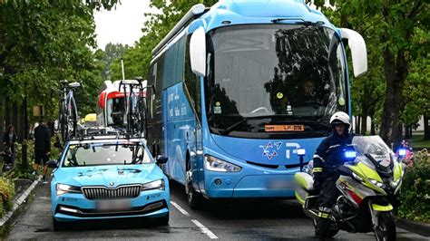 Escorte Polici Re Crs Devant Le Bus Vigiles Lh Tel S Curit Maximale Pour L Quipe Israel