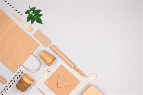 밝은 회색 배경에 다른 환경 친화적 인 식기와 크래프트 종이 식품 포장 세트 길거리 식품 용지 포장 컵 접시 빨대 용기 및 종이