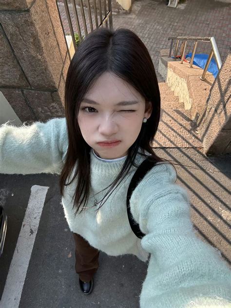 ปักพินโดย 지연김 ใน 데일리룩 ในปี 2025 แต่งหน้าลุคธรรมชาติ สาวเท่ห์ โพสท่าถ่ายภาพ