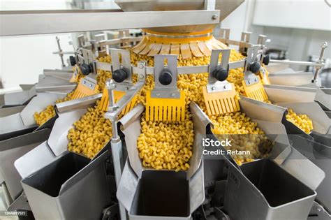 파스타 생산 공정 컨베이어 벨트에 파스타의 다양한 종류 산업에 대한 스톡 사진 및 기타 이미지 산업 컨베이어 벨트 음식 Istock