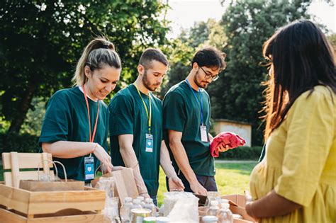 임산부가 음식과 옷 은행 테이블에서 기부 상자를 들고 있다 기부함에 대한 스톡 사진 및 기타 이미지 기부함 자선기부 임신 Istock