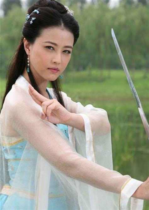 周海媚出席活動近照，網友：51歲硬是穿成了15歲 每日頭條