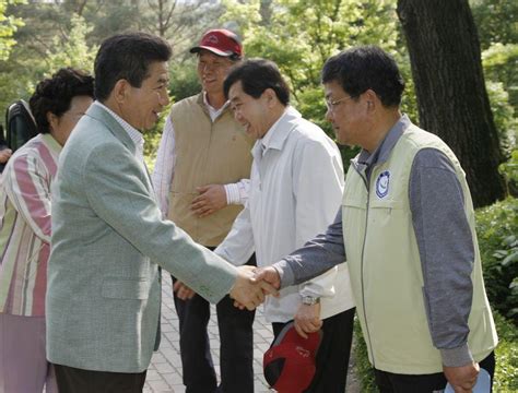 [노무현사료관] [국립수목원을 방문해 관계자들과 악수하는 노무현 대통령 내외]