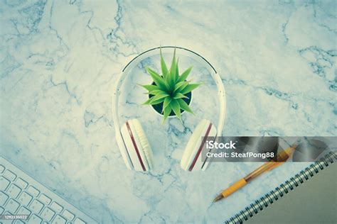 마블 오피스 데스크에 헤드폰 및 사무실 공장 또는 빈티지 톤의 테이블 배경 0명에 대한 스톡 사진 및 기타 이미지 0명 고정됨 공란 Istock