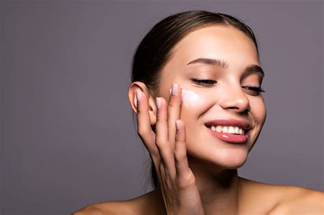 얼굴 아름다움 그리고 자연스러운 스킨케어를 촉진하기 위해 회색 배경에 스튜디오에 있는 여성과의 만족tics 깨끗한에 대한 스톡 사진 및 기타 이미지 Istock