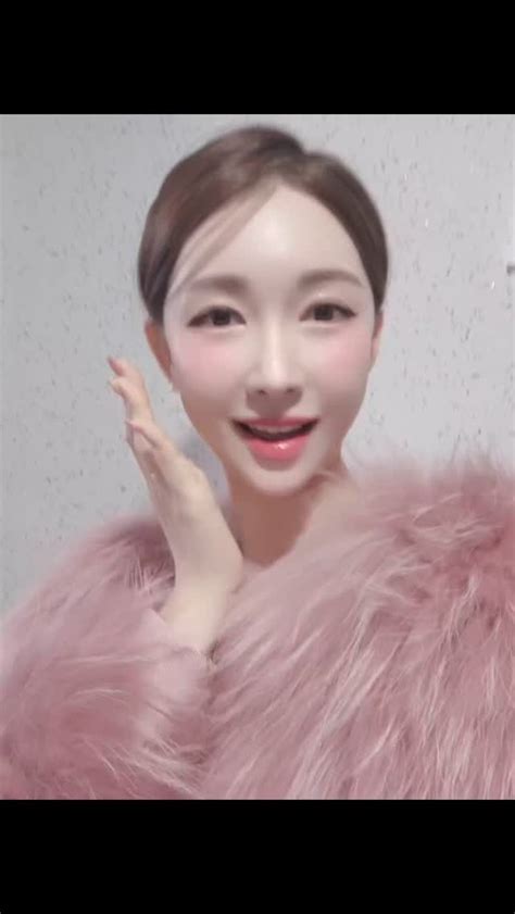 최미란 묭실 가서 머리하고 나오는데 갑자기 빗방울이 우두두둑 집에 콕 박혀서 불 다 끄고 커튼 치고 남자친구 꼭 끌어안고 주구장창 영화보고 싶은 날씨고만 Instagram