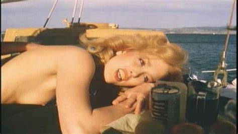 Serena Nue dans Inside Désirée Cousteau Serena Nue dans Inside Désirée Cousteau