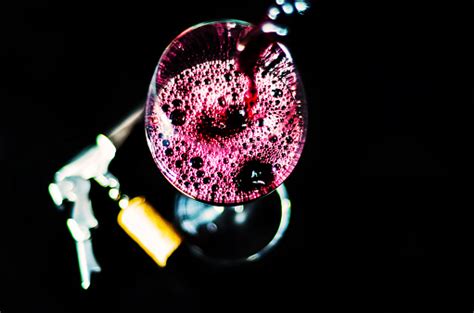 레드 와인을 잔에 붓고 와인 한 잔과 함께 순간을 축하합니다 가득 찬에 대한 스톡 사진 및 기타 이미지 가득 찬 결정체 고급 Istock