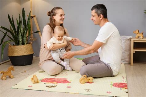 Feliz Padre Alegre Y Madre Alegre Jugando Con Su Beb En La Sala De Estar Divirti Ndose Con Su