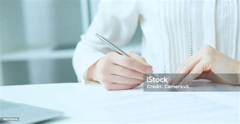 책상에 사업가 손 기호 계약 여성 기업 공식 계약에 서명을 넣습니다 수익성이 거래 개념입니다 얕은 초점에 서명 경영자에 대한 스톡 사진 및 기타 이미지 Istock