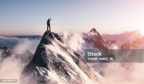모험심이 강한 남자가 산 꼭대기에서 순간을 맞이하고 있습니다 일몰에 대한 스톡 사진 및 기타 이미지 일몰 일출 캐나다 Istock