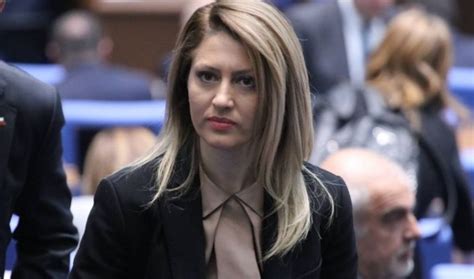 Протоколен гаф на КСНС Рая Назарян стоя диван чапраз като Урсула при Ердоган Lupa Bg