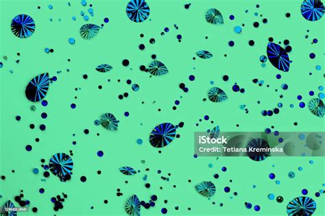 민트 배경에 클래식 블루 반짝 반짝 보석 완벽한 디자인을 위한 글리터 패턴 올해의 트렌디 한 색상 0명에 대한 스톡 사진 및 기타 이미지 Istock