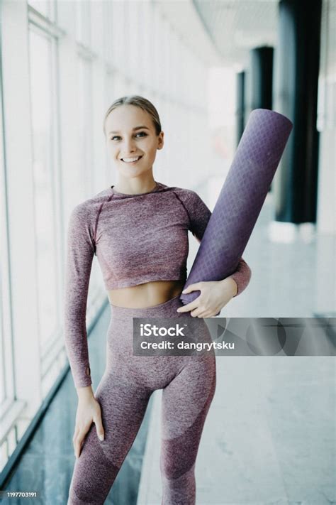 예쁜 젊은 스포츠 여자 들고 피트 니스 매트 동안 서 있는 에 체육관 가냘픈에 대한 스톡 사진 및 기타 이미지 가냘픈 강사 나름 Istock