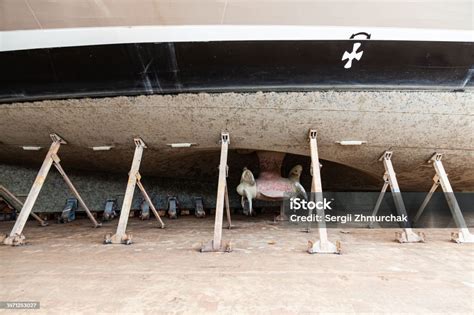 방위각 프로펠러가 장착 된 대형 모터 요트의 선미 부분은 나무 블록에 건식 도킹되고 금속 지지대로지지됩니다 0명에 대한 스톡