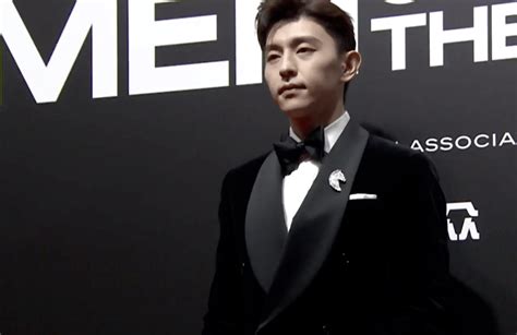 男星红毯千奇百怪杨洋穿深V陈飞宇油腻蔡徐坤顶白色鸡窝头 西装