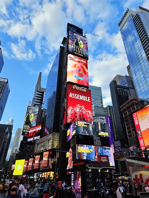 반도건설 화려한 전광판 품은 美타임스스퀘어 건물 일부 인수