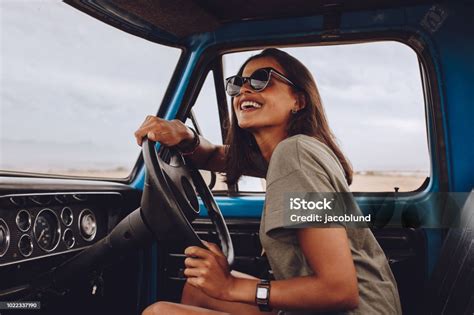 여행 차를 운전 하 고 웃는 여자 운전하기에 대한 스톡 사진 및 기타 이미지 운전하기 십대 소녀 차 Istock