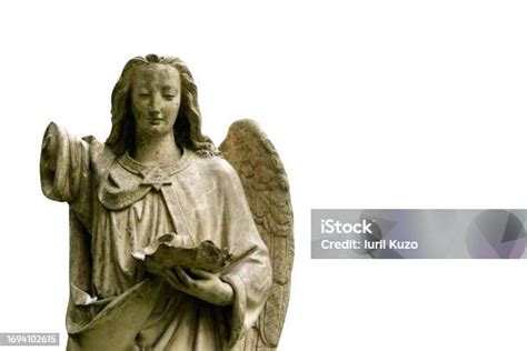 죽음의 개념 고통 두려움 인간 삶의 끝을 상징하는 부러진 날개를 가진 천사 흰색 배경에 분리된 고대 조각상의 조각 0명에 대한 스톡 사진 및 기타 이미지 Istock