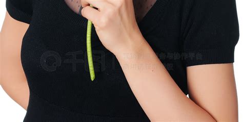 年轻迷人的女商人在玩一朵黄色的花的黑裙子人像图片免费下载 jpg格式 2848像素 编号39164186 千图网